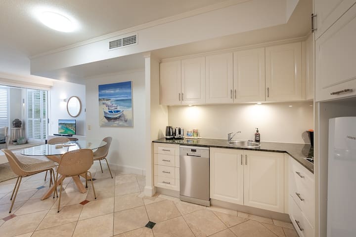 Chic Hastings Street Apartment - 누사 헤드