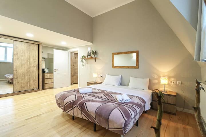 Cozy Central 2-br Apartment - By Wehost - Tbilisi