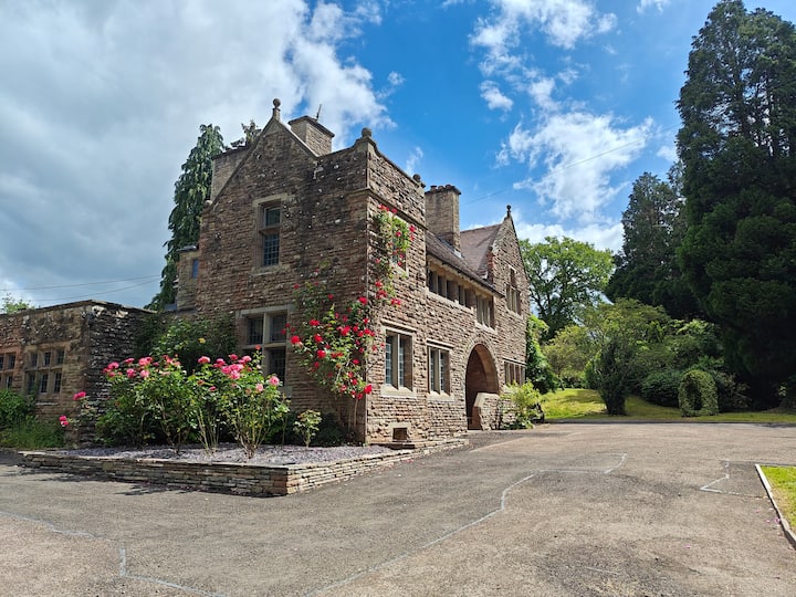 5 Bed In The Hendre (94050) - Monmouth
