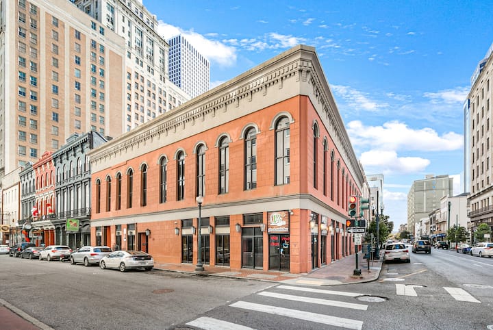 Chic Downtown Condo - Walk To French Quarter - New Orleans, LA