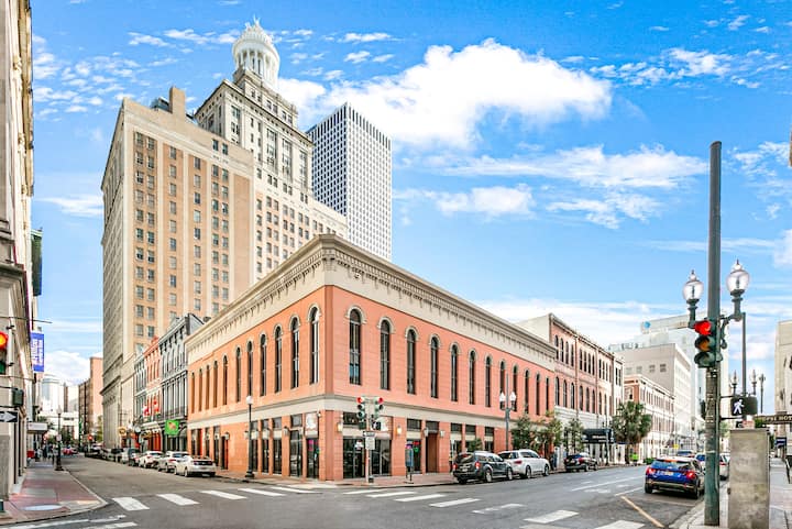 Modern 2br Oasis – Near Bourbon, Fq, & More - New Orleans, LA