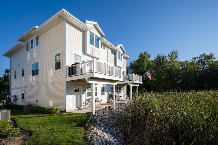 Luxurious Condo On Kalamazoo Lake - Saugatuck, MI