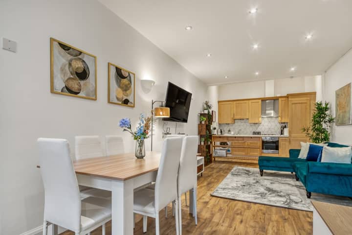 Vibrant 2-bed By Bow - London