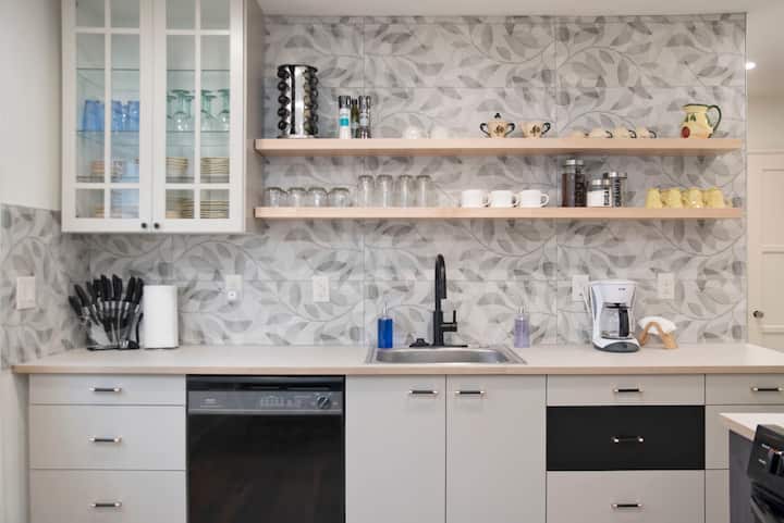 Adorable 2br, Fenced Yard + Close To Attractions! - 오마하