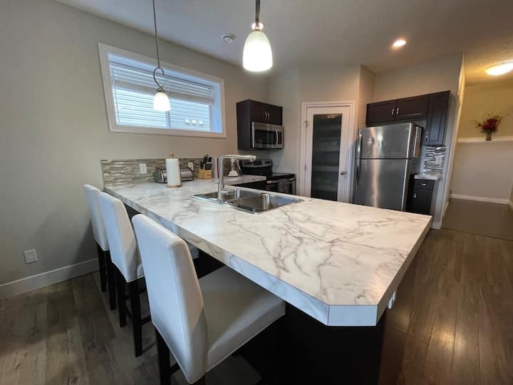 Cozy Private Suite | Free Wifi | Stocked Kitchen - Grande Prairie
