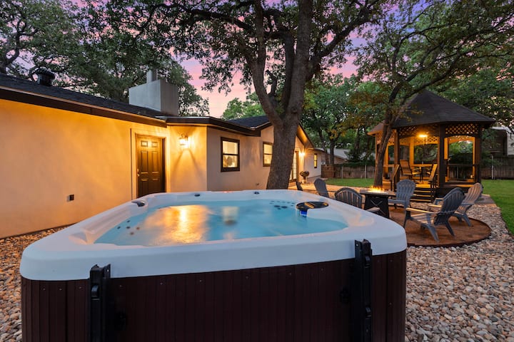 The 309 Retreat - Hot Tub & Fire Pit! - Fredericksburg