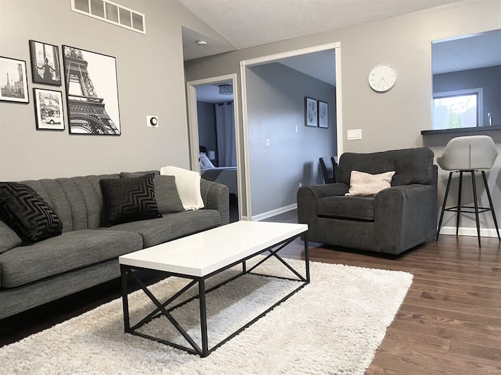 Modern 3 Bd 2.5 Bath 5 Mins To Rivian & Isu - Bloomington, IL