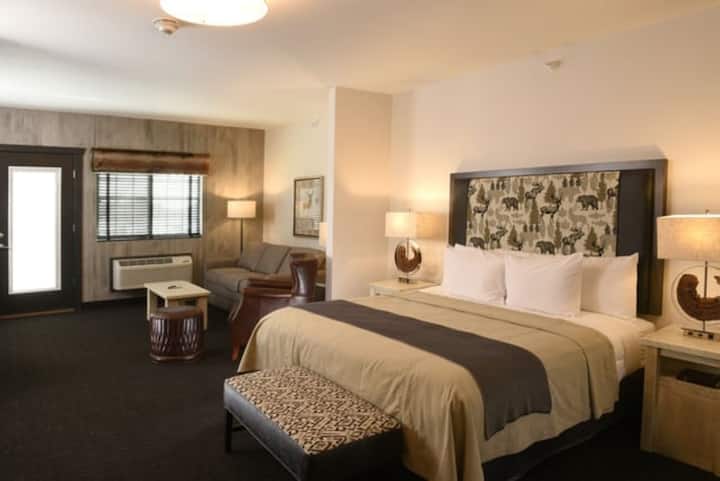 Cozy Lodge Vibes, Free Breakfast & Outdoor Patio - Tulsa, OK