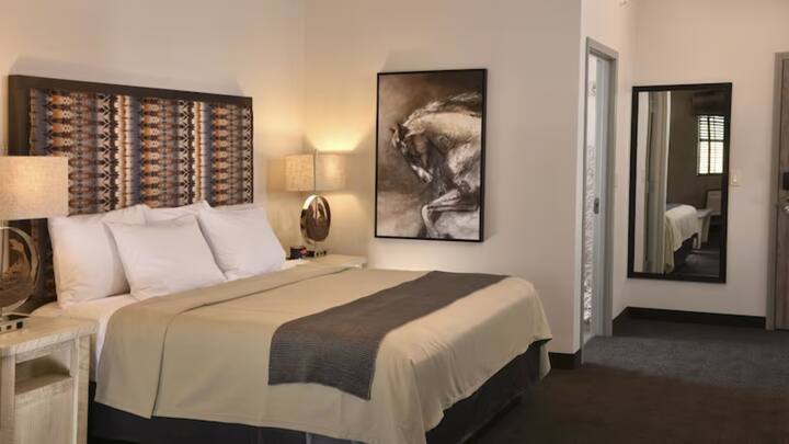 Family Friendly Suites & Poolside Fun Awaits! Pool - Broken Arrow, OK