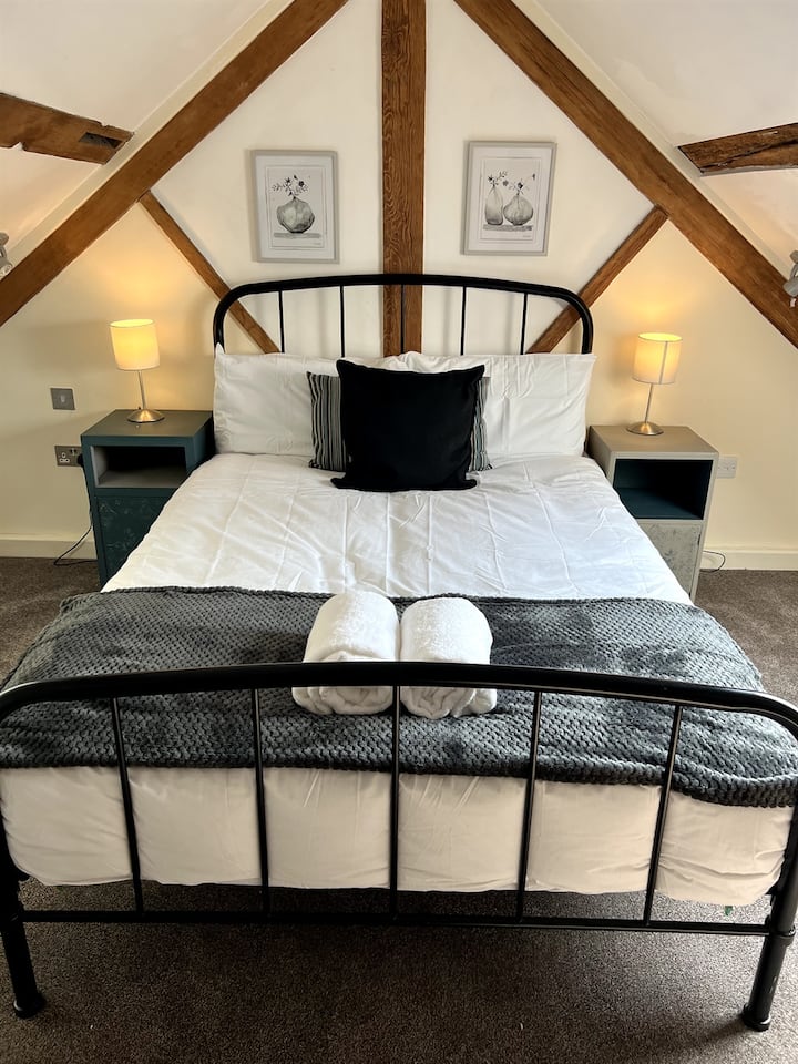 Stylish Flat Sleeps 7, 2 Bedrooms - Free Parking - Derbyshire