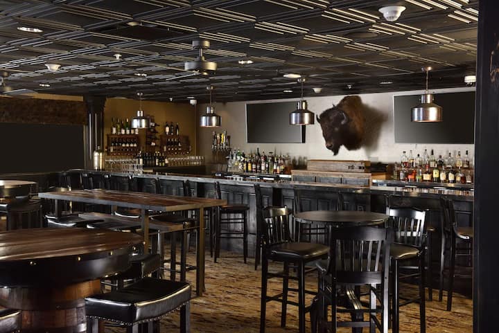 Expanded King Sofa In Stoney Creek! Pool | 2 Units - Broken Arrow, OK