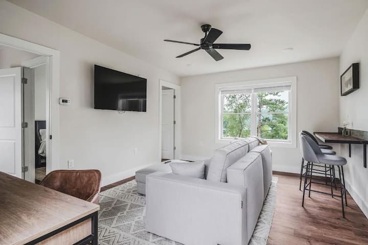 Beacon Cottage: Dockside Relaxation With A Hot Tub - Standing Stone State Park, Hilham