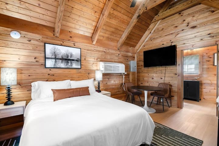 Wren’s Nest Cabin Lakeside Tucked In Fall Colors - Dale Hollow Reservoir