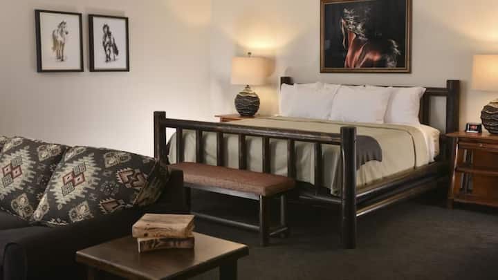 Warm Hospitality & Unique Stays Near Tulsa Expo - Broken Arrow, OK