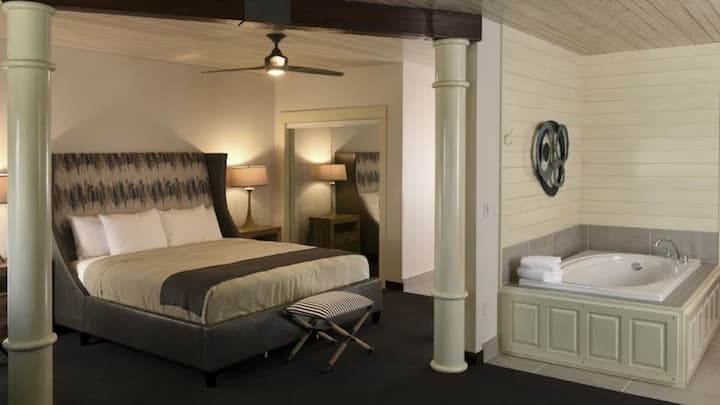 Theme Suite, Whirlpool, Stoney Creek, Living Area - Tulsa, OK