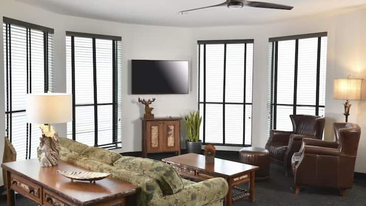 Heart Of Broken Arrow: Spacious, Modern Rooms - Tulsa, OK