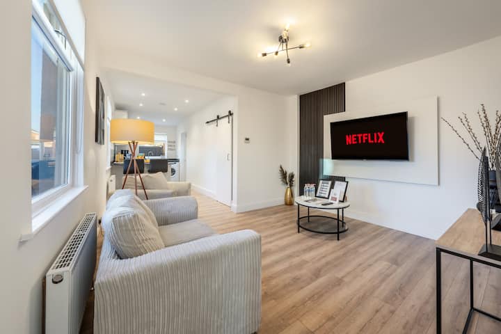 3 Bed House With Separate Beds, Parking & Garden - Northampton