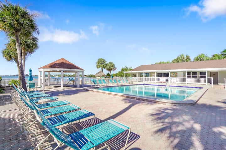 Bermuda Bay St. Petersburg Waterfront Pool 53j - St. Petersburg, FL