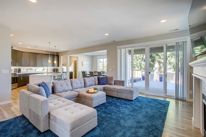 Spacious Lakewood Home Rental W/ Ac & Hot Tub! - Washington