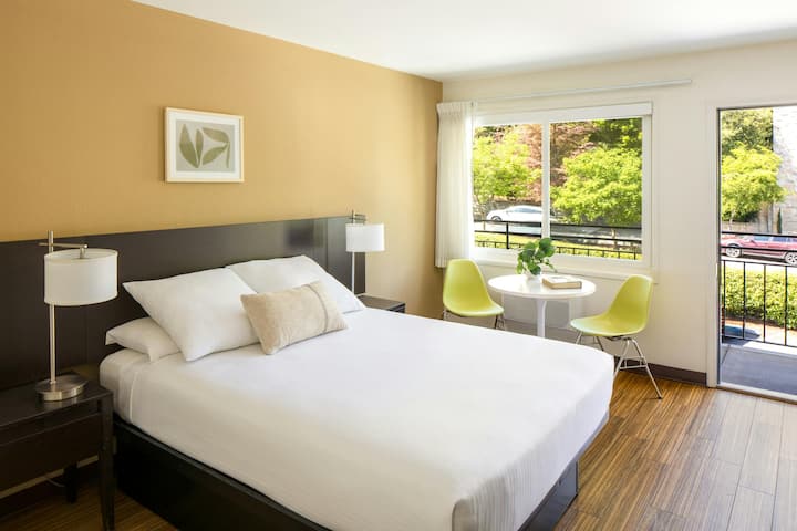 Low-key Escape In Stately Goose Hollow - Portland, OR