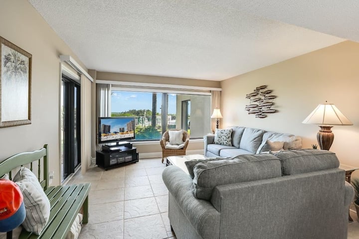 The Perfect Getaway - Steps To Beach And Pool! - American Beach, FL