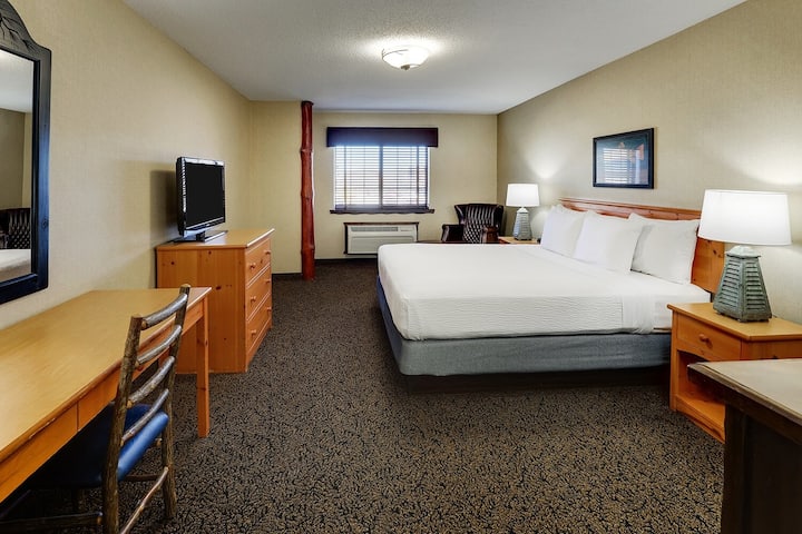 Modern Stay | 1 Queen Bed | Moline Center - Davenport, IA