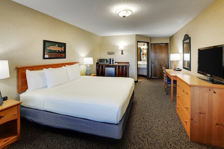 Explore Moline: Comfy Rooms With Local Flair - Davenport, IA