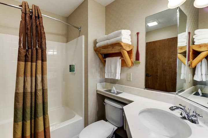 Stoney Creek Stay | 1 King Bed | Moline Center - Davenport, IA