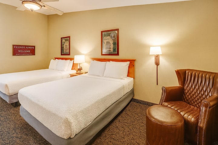 Moline Stay | 1 King Bed | Near Quad Cities Center - Davenport, IA