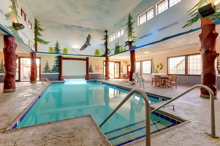 Work Desk, Deluxe 2 Queen Stoney Creek | 4 Units - Davenport, IA