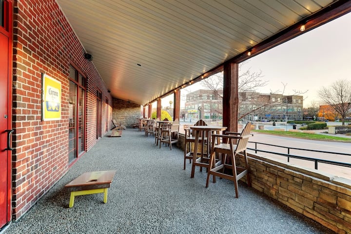 Riverside Charm: Spacious & Comfy, Pool | 4 Units - Davenport, IA
