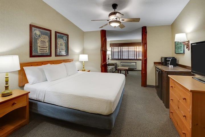 Heart Of Moline: Spacious Suites & Local Spirit - Davenport, IA