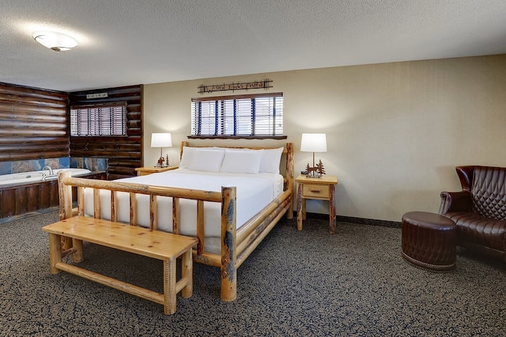 Quad Cities Comfy Stay: Rustic Rooms | 2 Units - Rock Island, IL