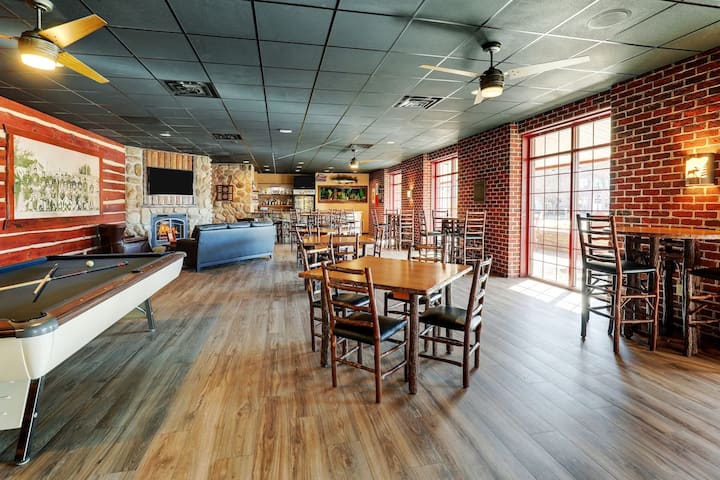 Rustic Rooms Next To Mississippi River | 3 Units - Davenport, IA