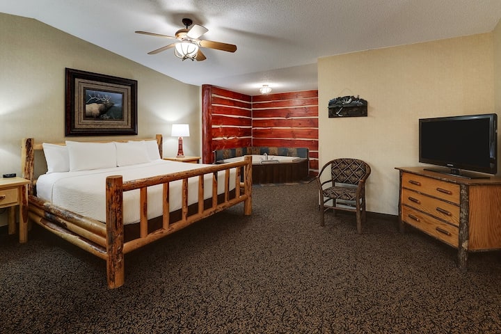 Whirlpool, Fireplace, Theme Suite, Stoney Creek - Davenport, IA