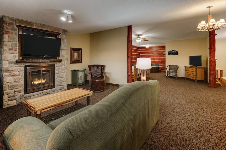 Rustic Charm, River Views: Relax In Moline Comfort - Davenport, IA