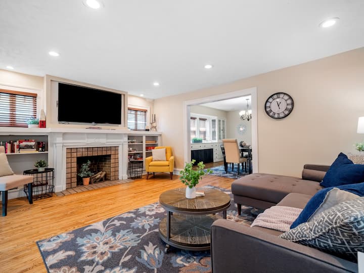 6 Bedroom Entire Duplex For Large Groups! - Cleveland, OH