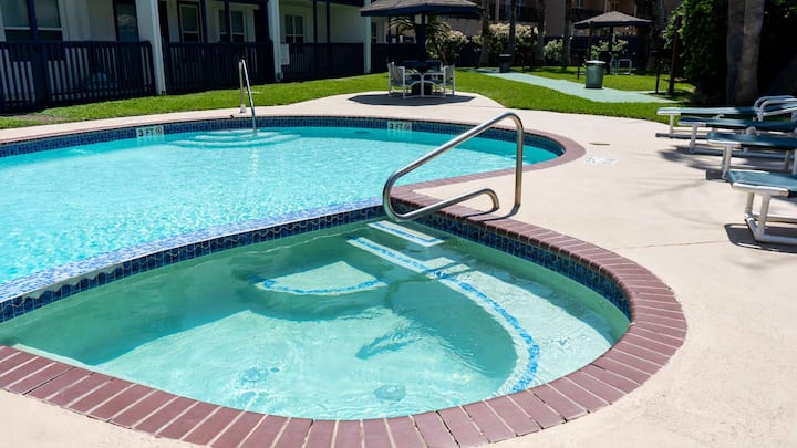 * Comfy Inside * Updated * Beach 50 Yards Away - South Padre Island, TX