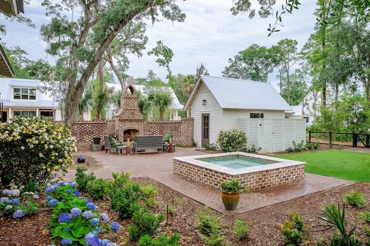 Luxurious Two Bedroom Cottage, Enchanting Backyard - Bluffton, SC