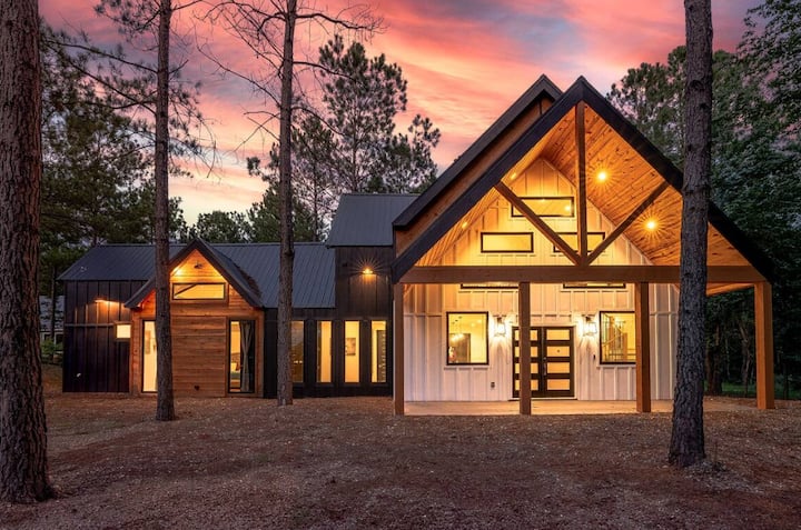 Modern Cabin W/ Lower Taxes & Playset & Pets - Broken Bow, OK