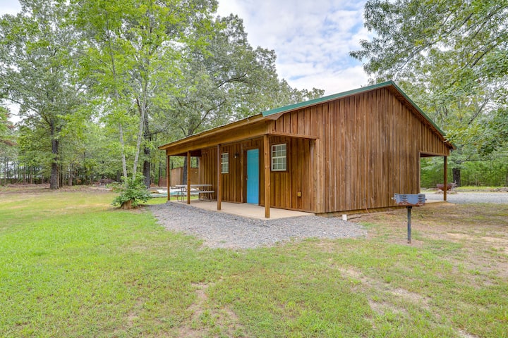 1/2 Mi To Greers Ferry Lake: Quiet Cabin W/ Porch - Heber Springs, AR