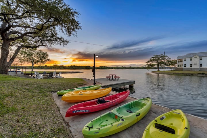 Shady Grove: Lakefront House, Huge Yard, & Kayaks - Kingsland, TX