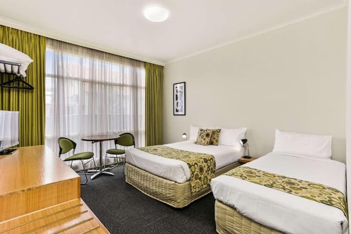 Queen / Single - Hamilton, Australia