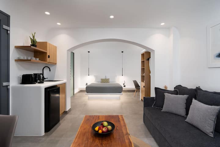 Lymarou Collection Suite 4, Pool & Private Hot Tub - Santorini