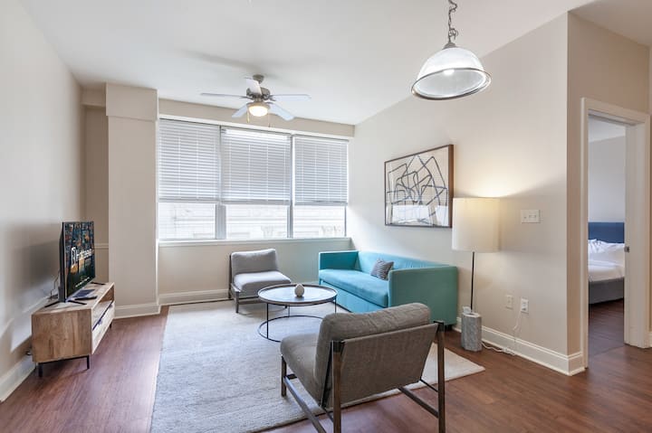Stylish 2br Condo With Pool Access - Audubon Aquarium, New Orleans