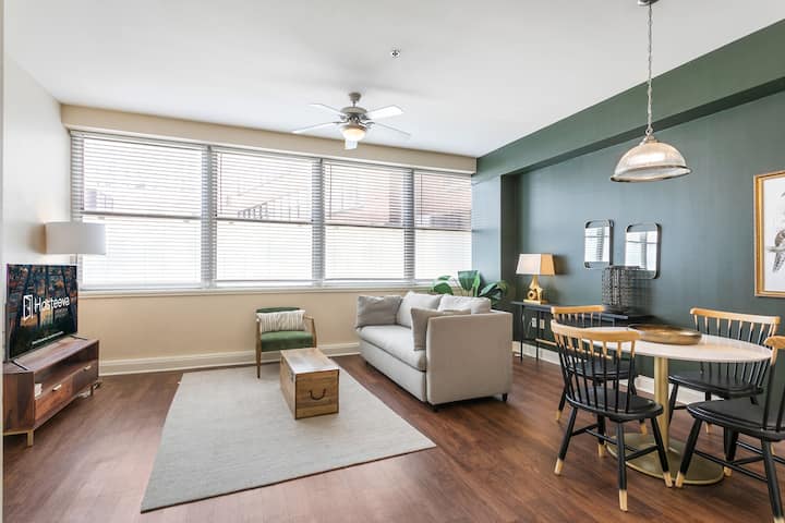 Elegant 1br Condo With Poolside Luxury - New Orleans, LA