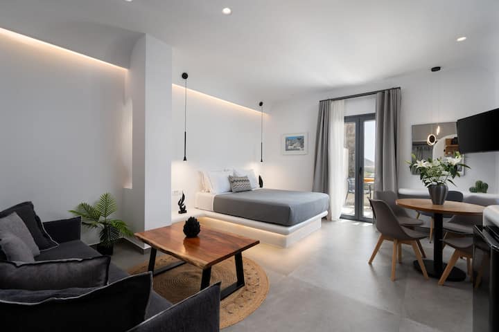 Lymarou Collection Suite 1, Pool & Prive Hot Tub - Santorin