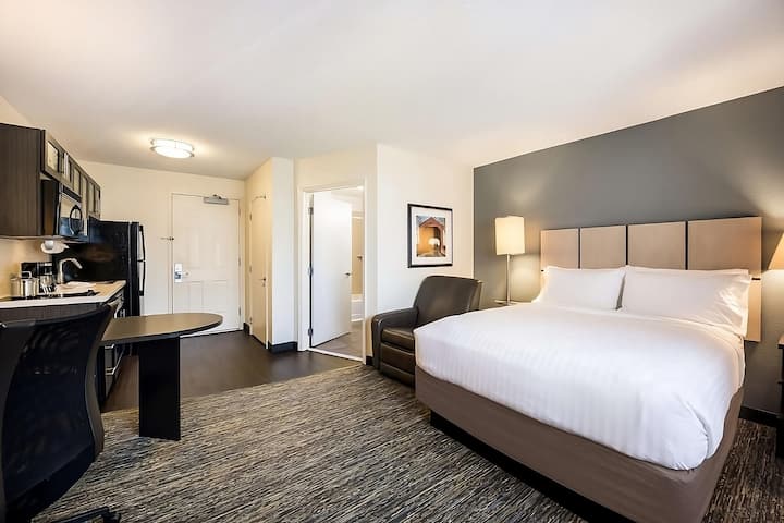 Spacious Studio With Private Kitchen! Pets Allowed - Austin, TX