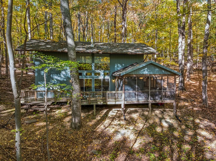 Autumn Wings - Wifi, Screen Porch, Pool Access - Great Cacapon, WV