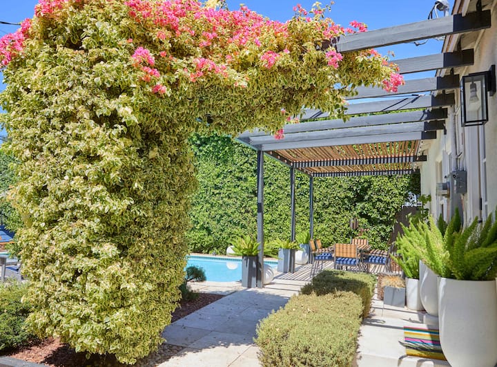 The Oasis | Sleeps 6 | Private Pool & Garden - Los Angeles, CA